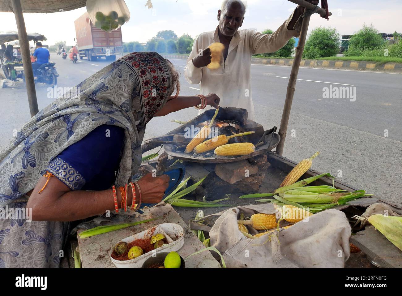30-09-2021 Dewas, M.P. Inia. roadside corn bar, Roasted and Spicy Corn ...