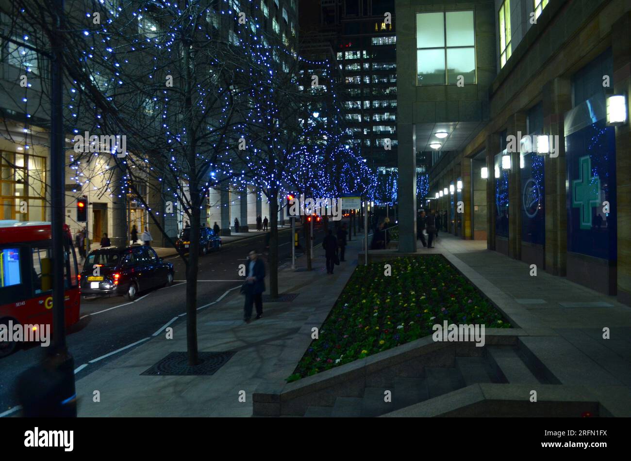 Night time with street lights hi-res stock photography and images - Alamy