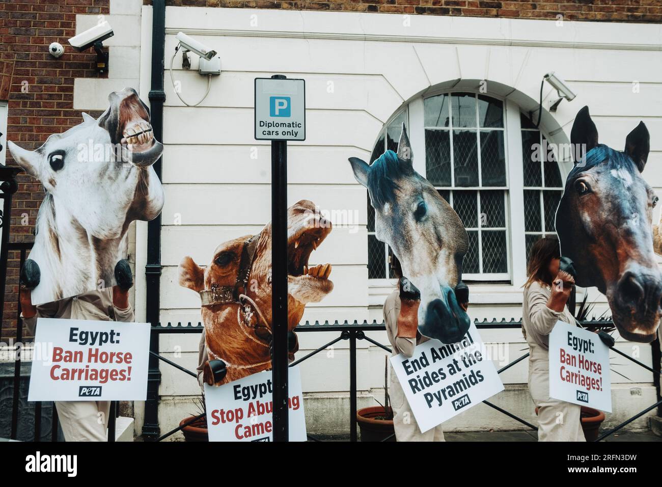 London, UK. 4th Aug, 2023. PETA supporters wearing “hooves” and giant ...