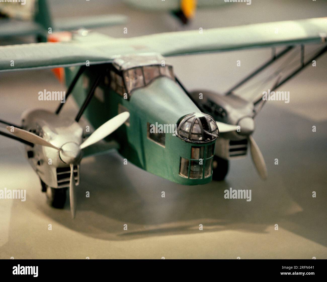 POTEZ 54, MODELO BIMOTOR DE FABRICACION FRANCESA CON INSIGNIAS ...