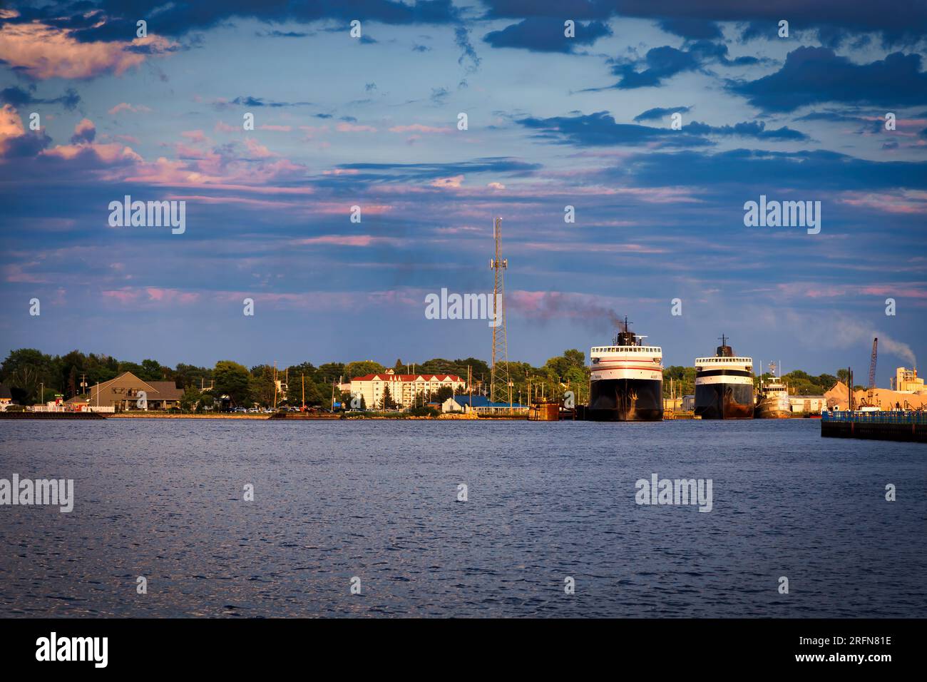 Smoke on the great lakes hi-res stock photography and images - Alamy