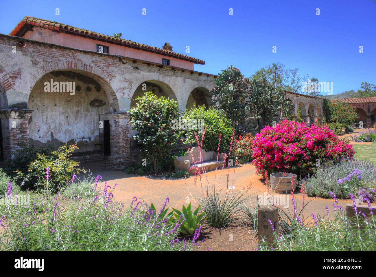 Misson arches and garden at Mission San Juan Capistrano Stock Photo - Alamy