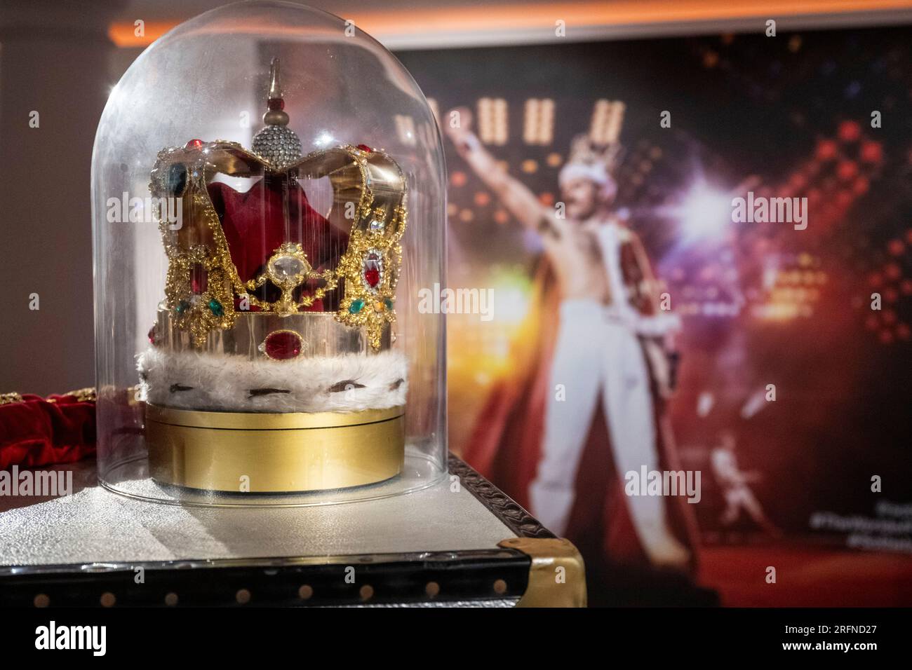 Freddie mercury crown hi-res stock photography and images - Alamy