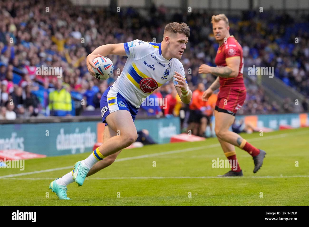 Josh Thewlis #2 of Warrington Wolves runs with the ball during the ...
