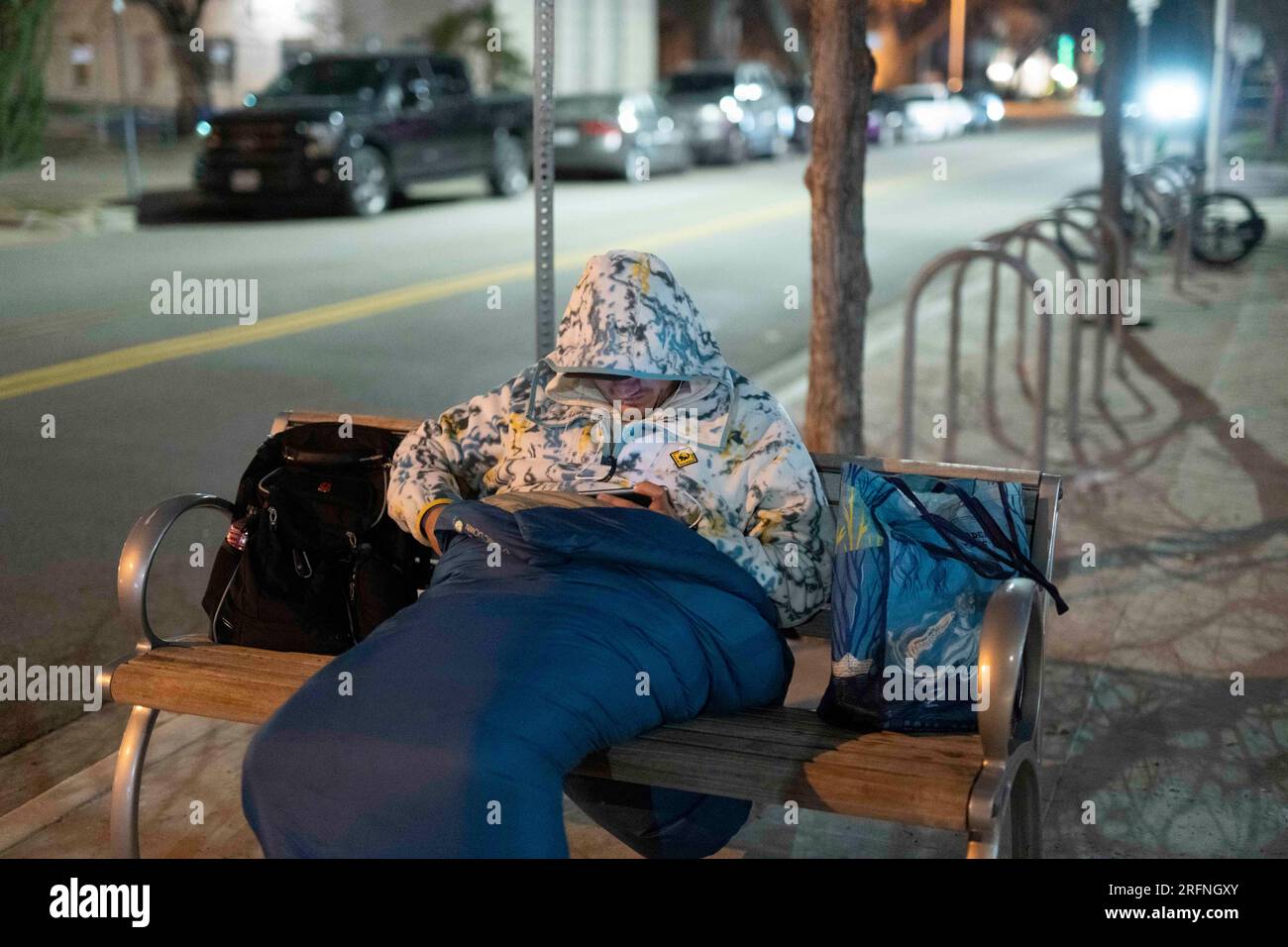 Homeless man tries keep warm hi-res stock photography and images - Alamy