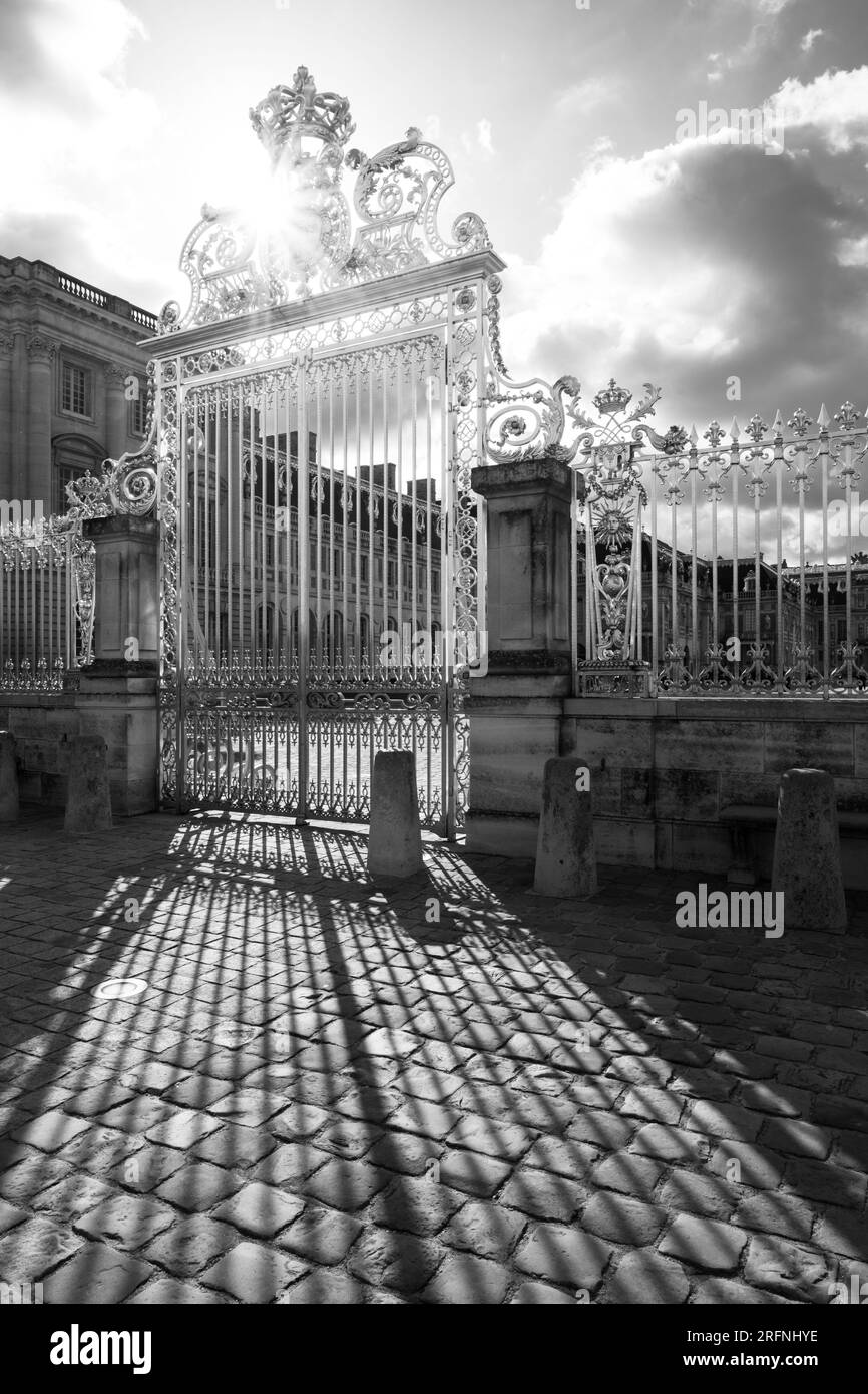 Golden entrance gate to the courtyard of Chateau Versailles near Paris ...