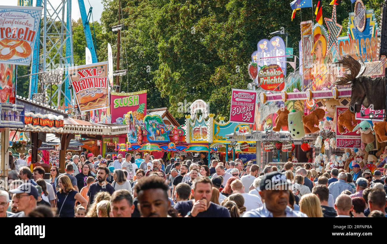 Herne, Germany. 04th August, 2023. The funfair gets busy in the ...