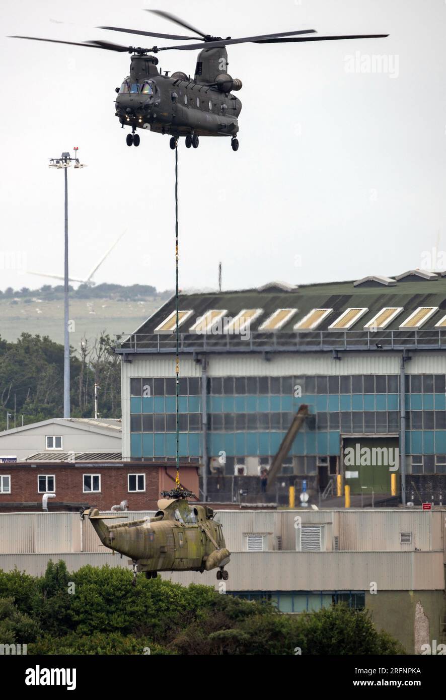 RAF Chinook from 28 Squadron RAF Benson load lifting an ex Royal Navy ...
