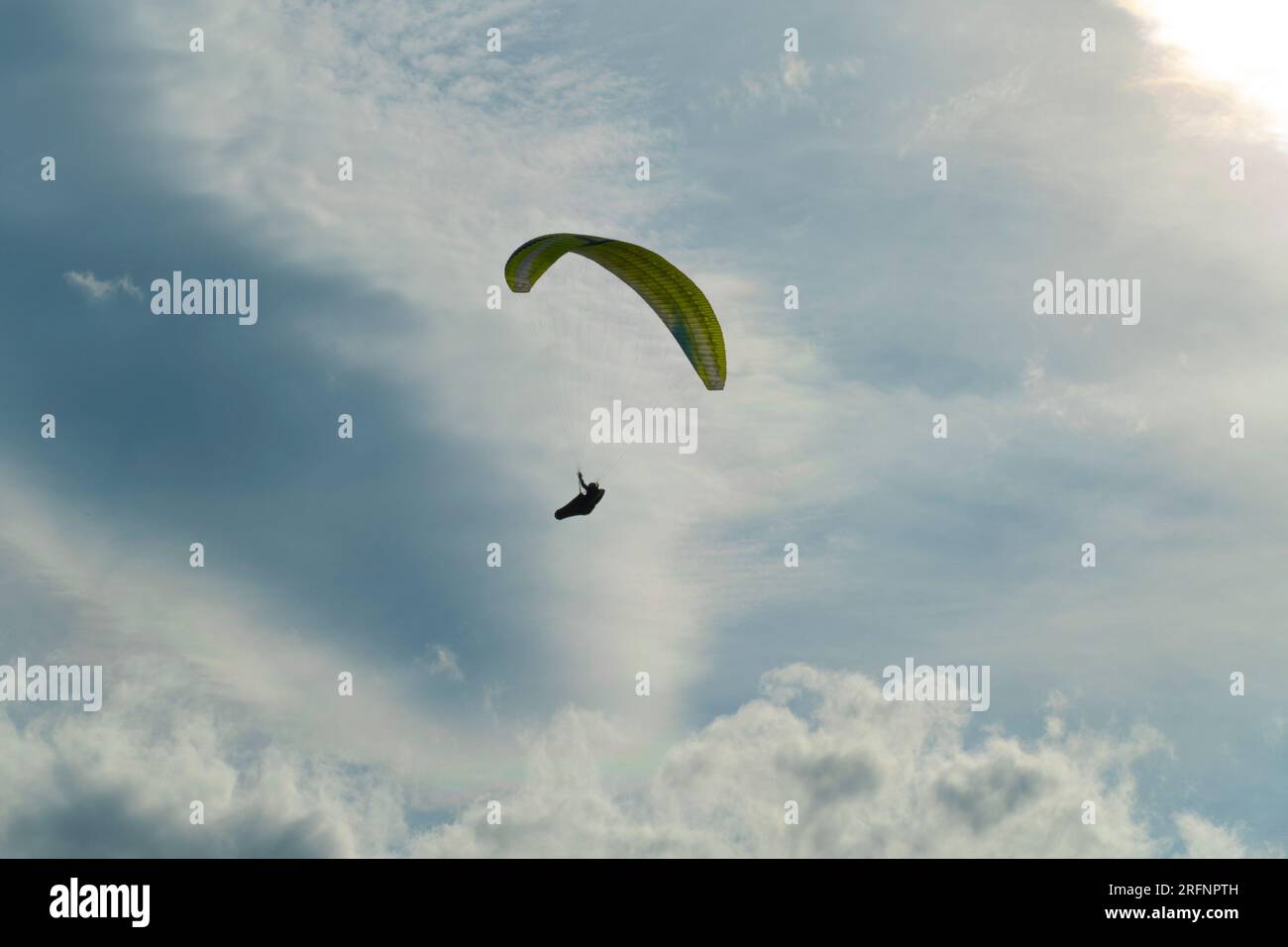 Gleitschirmflieger fliegt im Sommer in den Sonnenuntergang Stock Photo ...