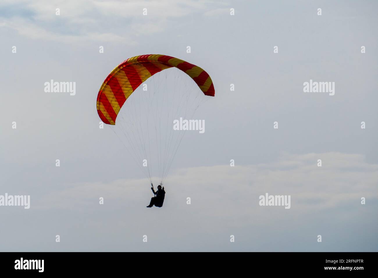 Gleitschirmflieger fliegt im Sommer in den Sonnenuntergang Stock Photo ...