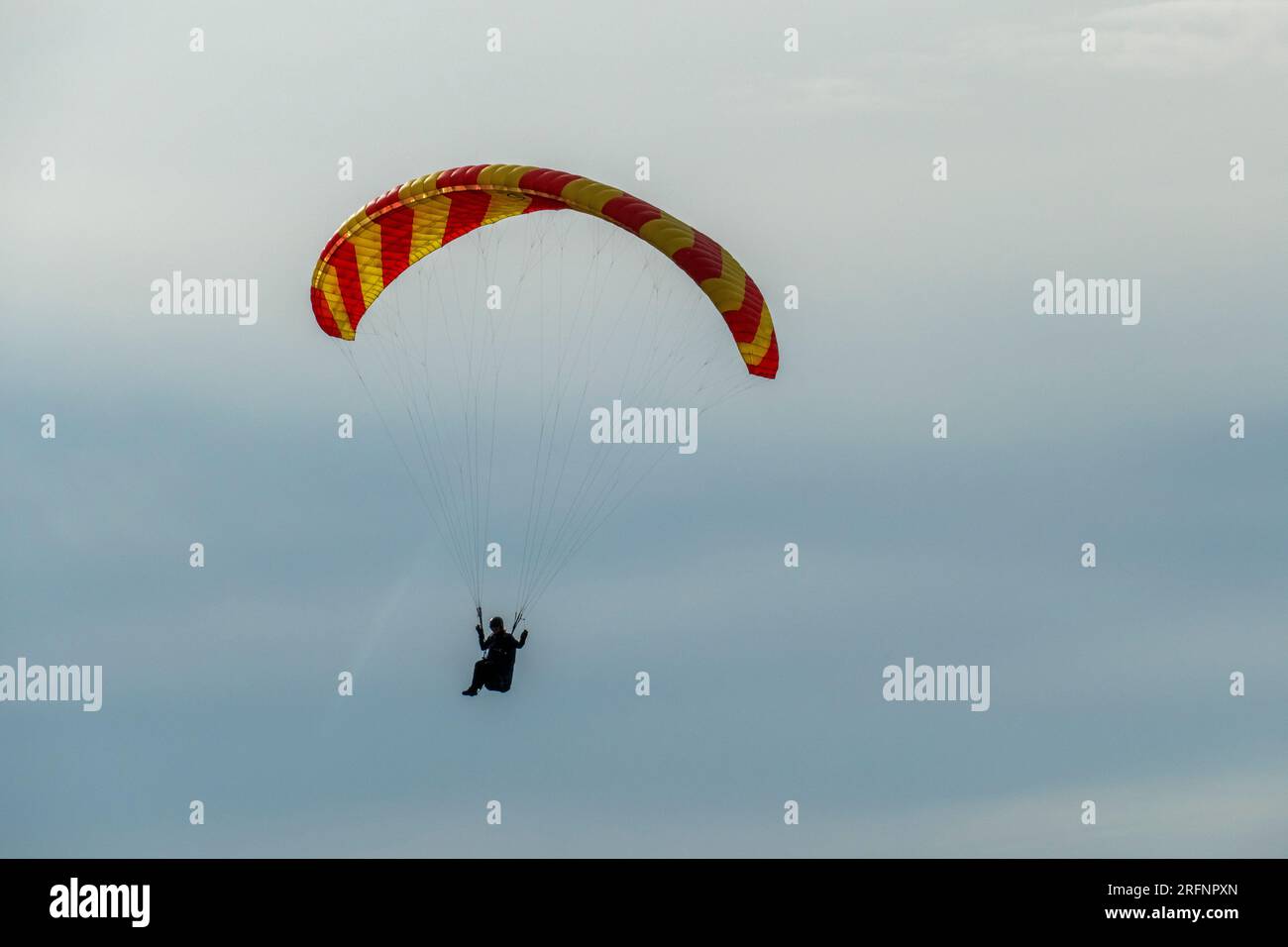 Gleitschirmflieger fliegt im Sommer in den Sonnenuntergang Stock Photo ...