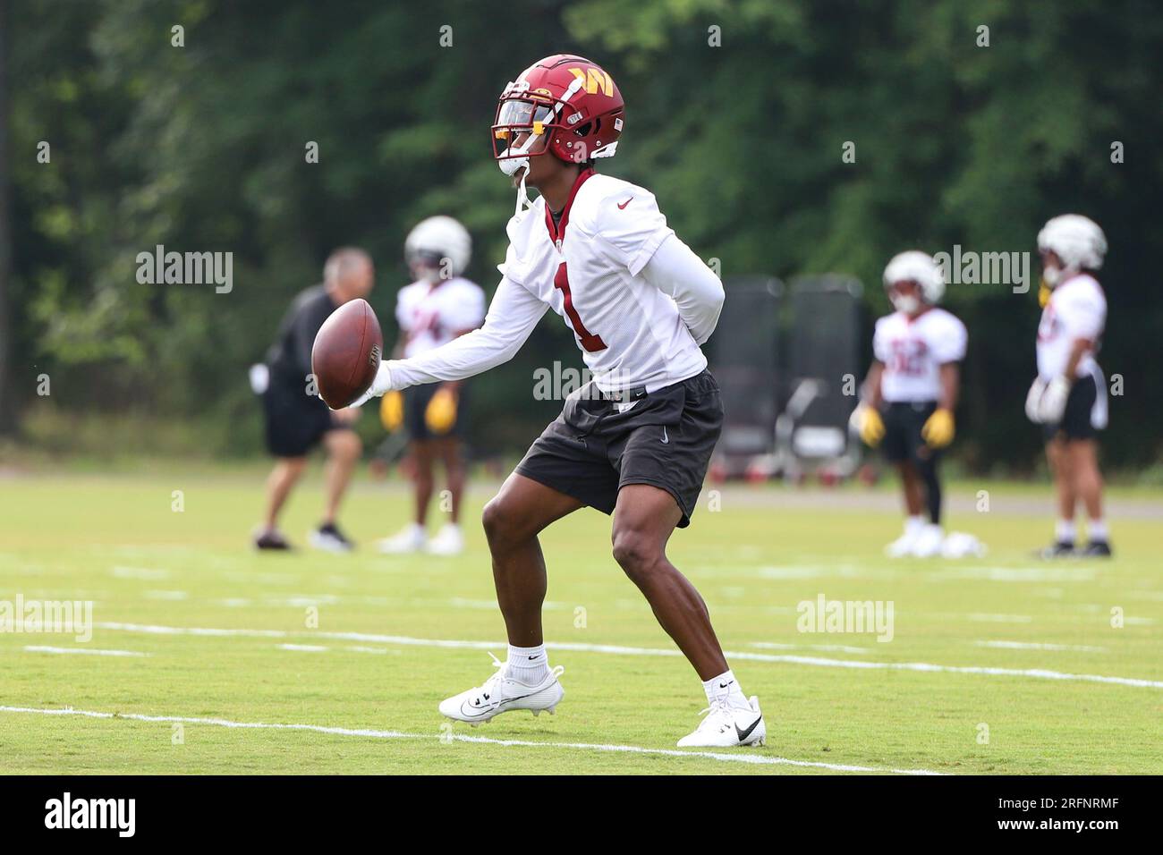 Washington Commanders Wide Receiver Jahan Dotson (1) makes a one handed ...