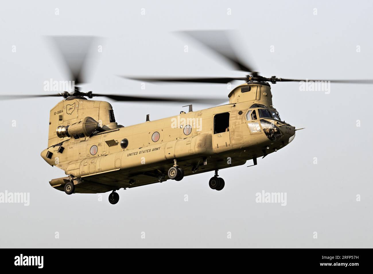 An Ohio National Guard CH-47 Chinook helicopter carrying Air Force ...