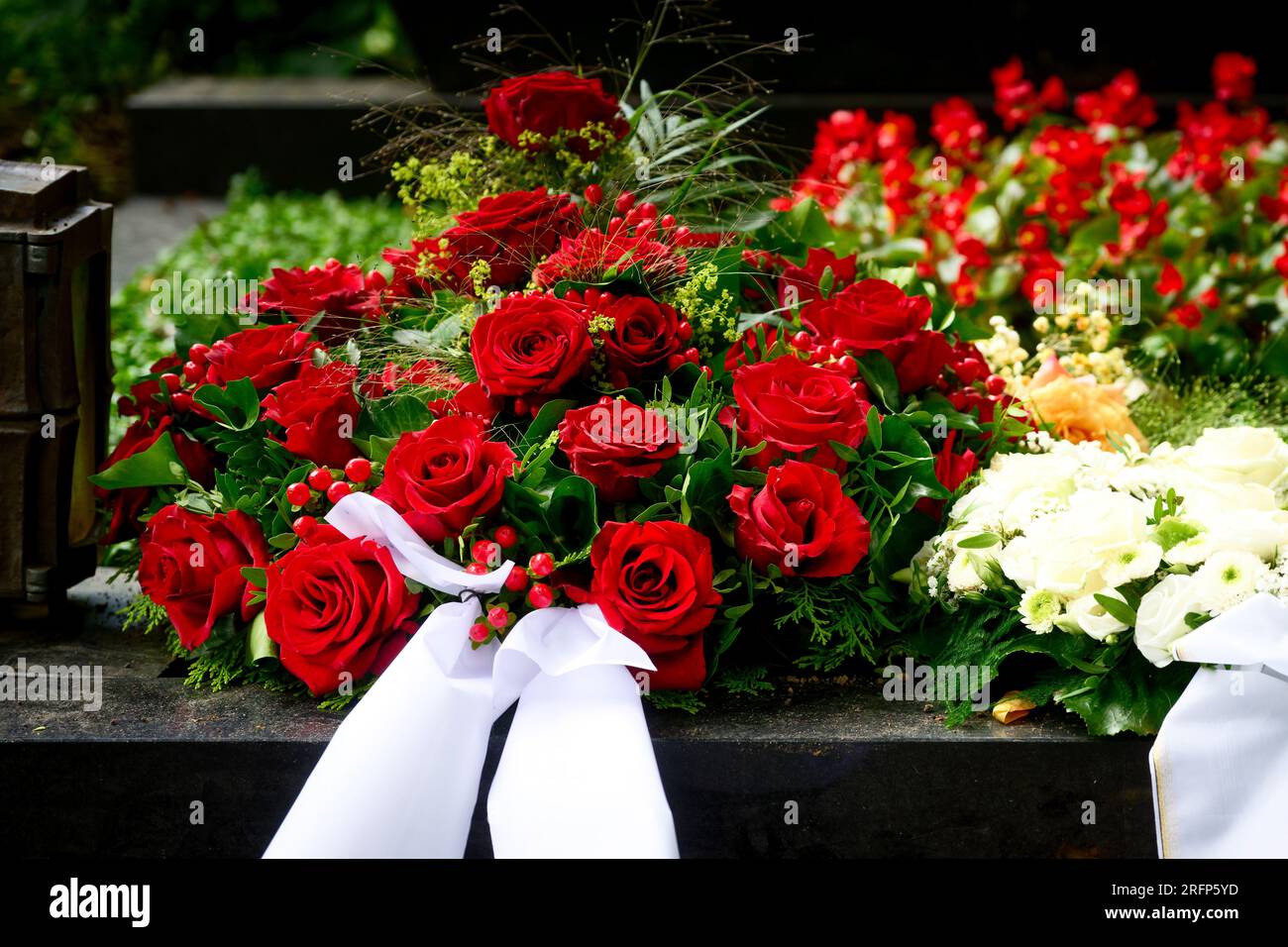 Tomb flower arrangement hi-res stock photography and images - Alamy
