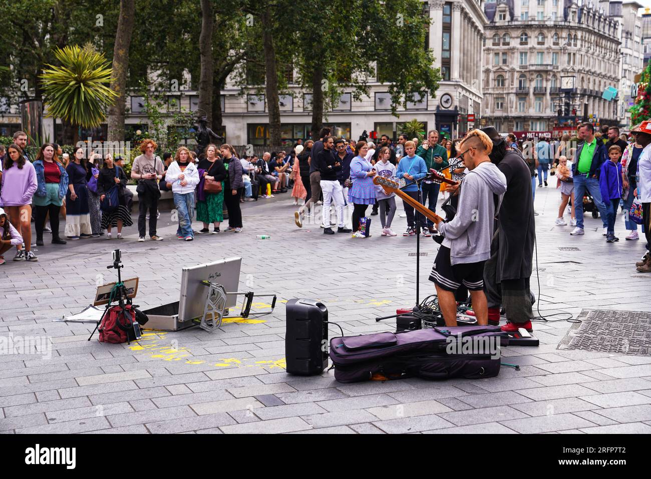 London street musician hi-res stock photography and images - Alamy