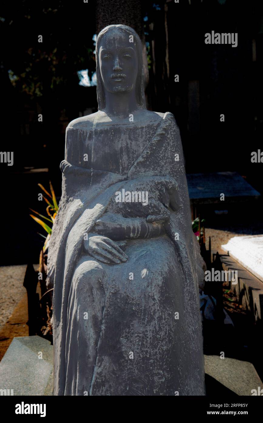 Modern cemetery statue seated Stock Photo - Alamy