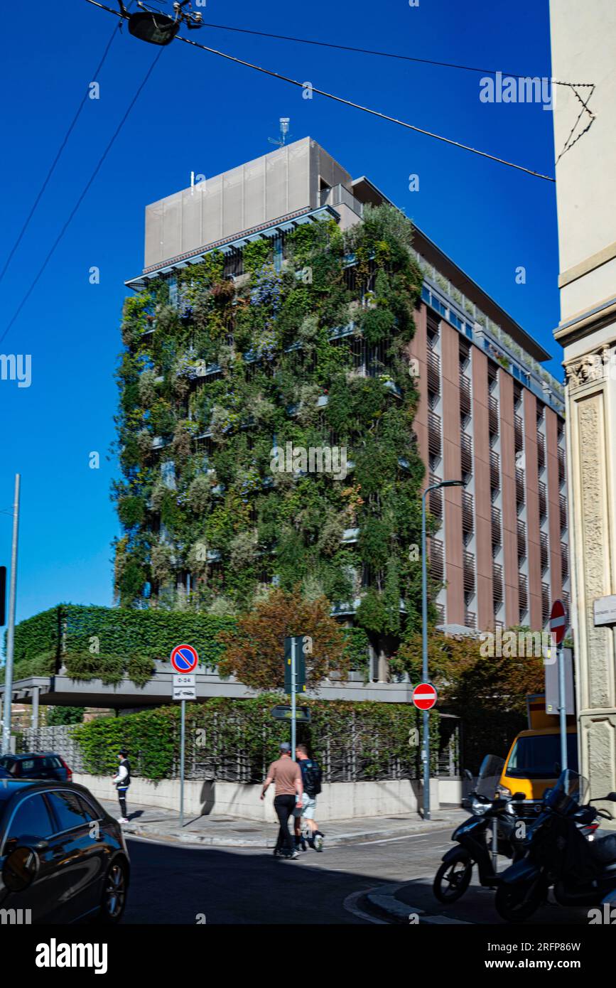 Green building milan hi-res stock photography and images - Alamy
