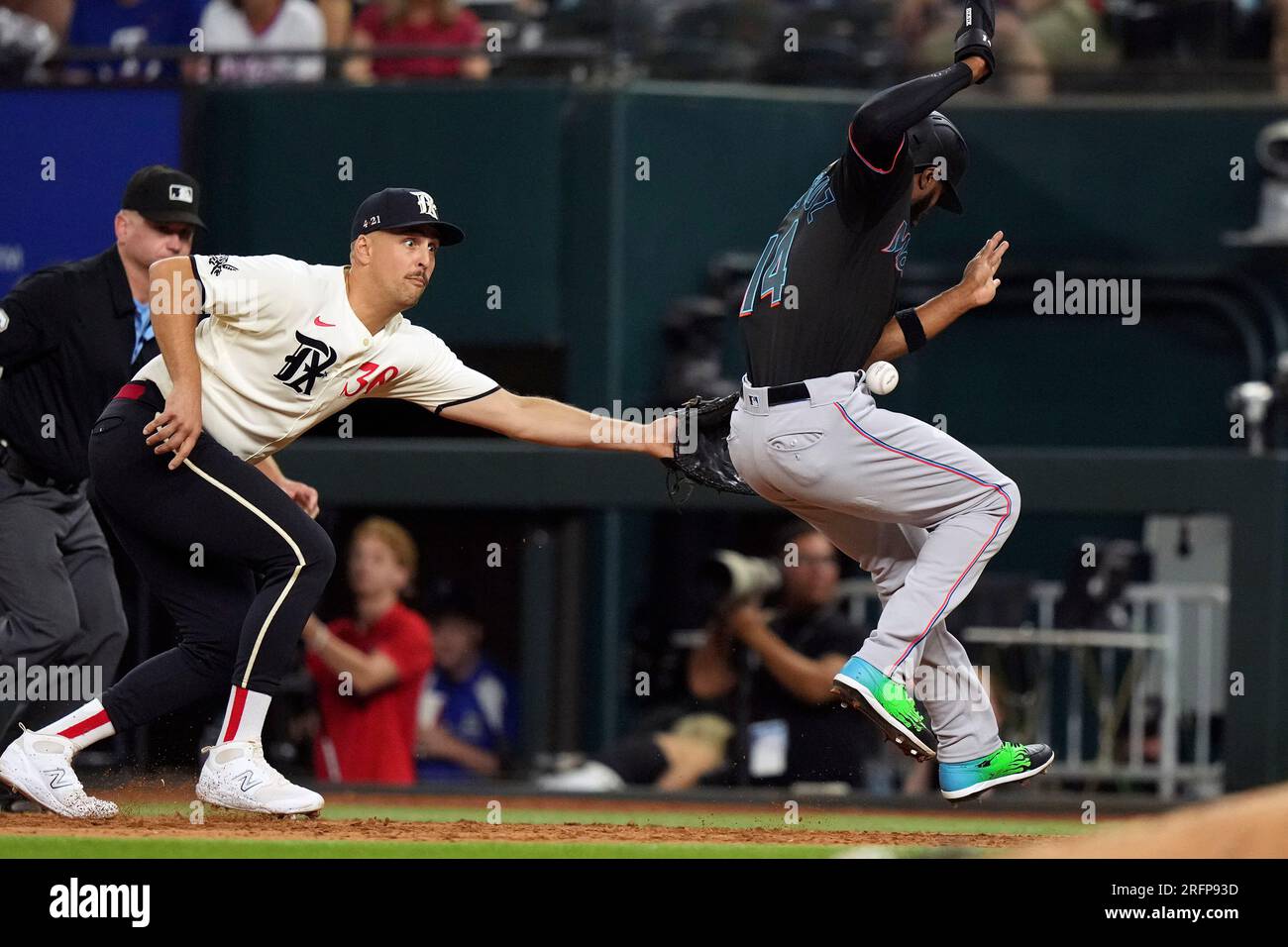 Miami Marlins' Bryan De La Cruz, right, jumps back to first base as ...