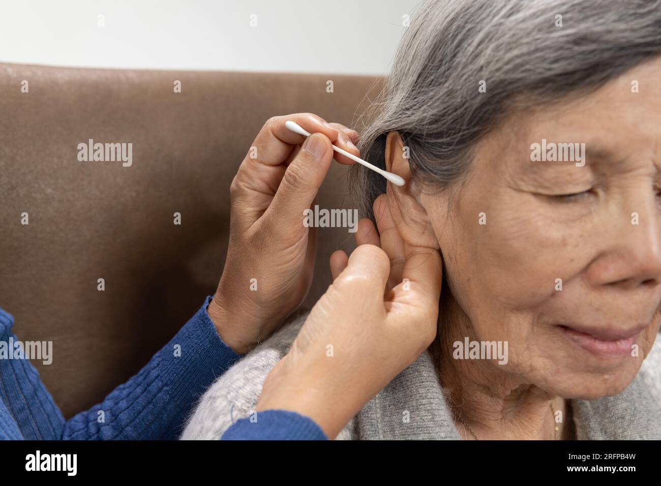 Old japanese woman cleaning hi-res stock photography and images - Alamy