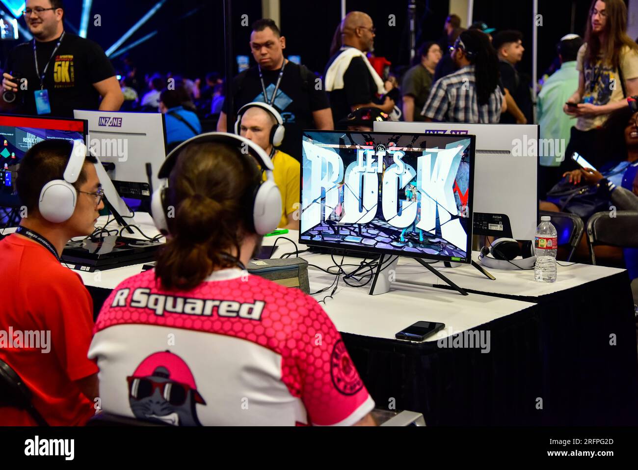 Contestants battling it out hi-res stock photography and images - Alamy