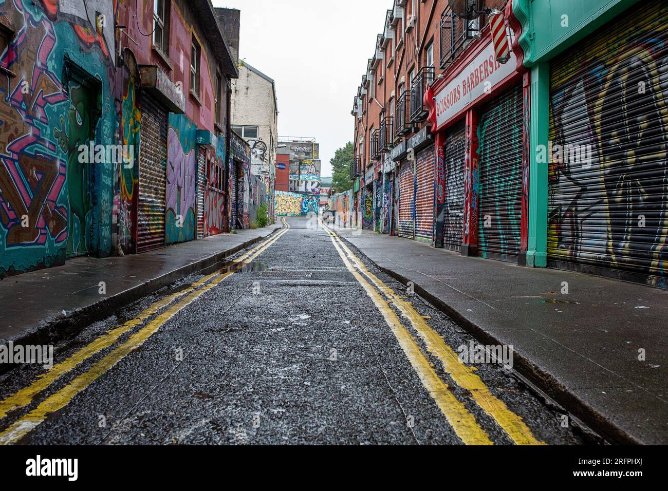 Laneway in Dublin with graffiti walls Stock Photo - Alamy