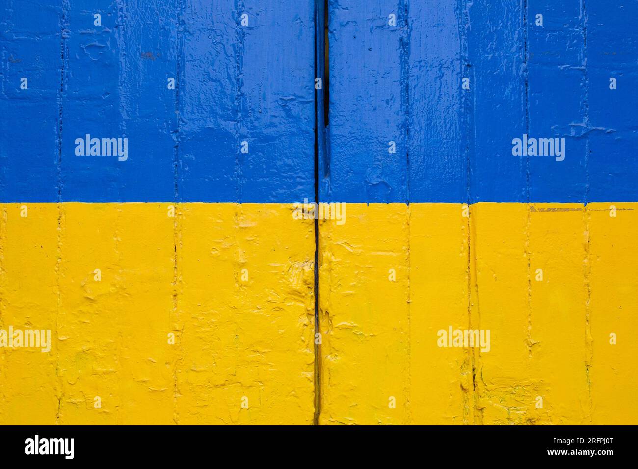 Wooden gate painted in the Ukrainian flag colours Stock Photo - Alamy