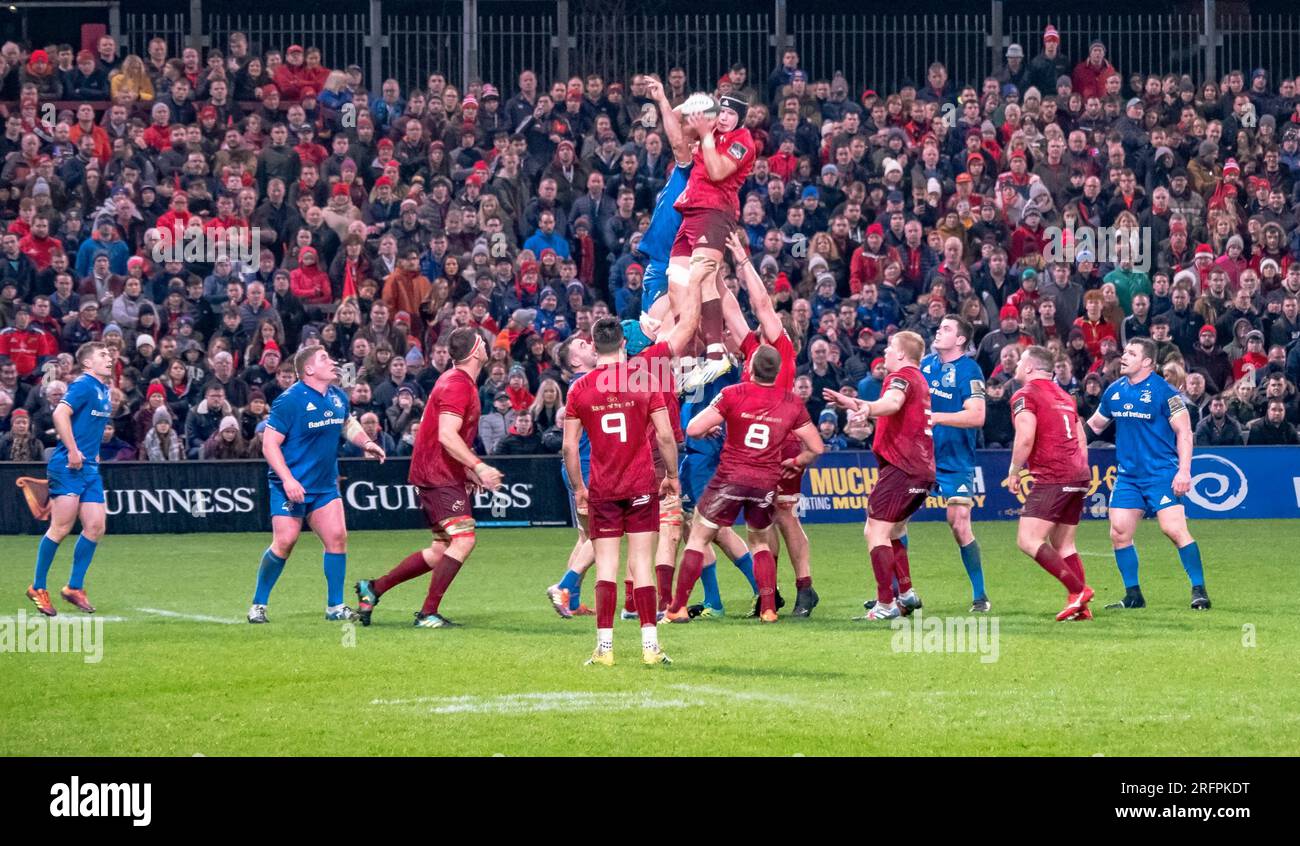 Rugby lineout rugby hi-res stock photography and images - Alamy