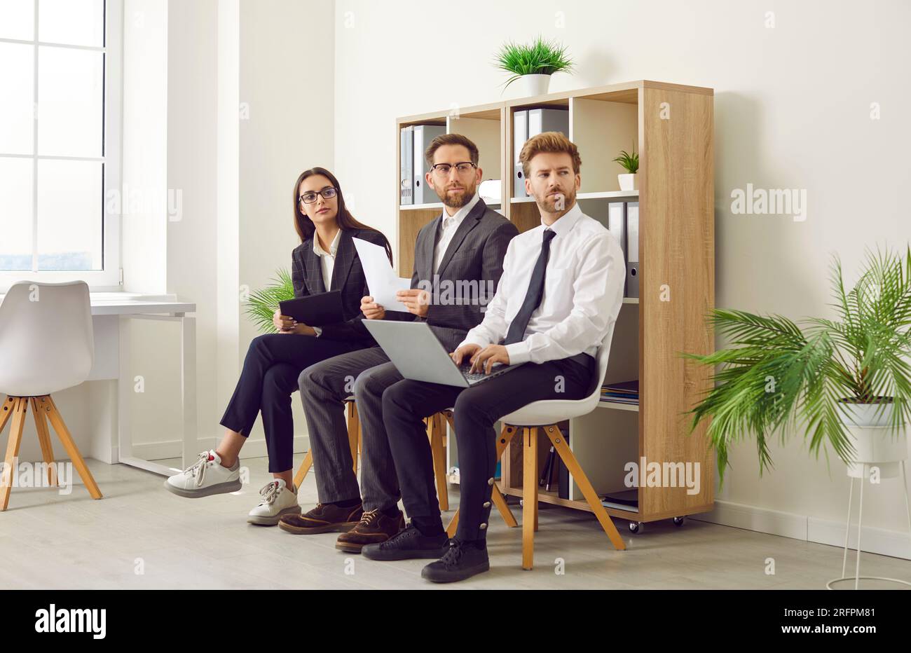 Men suits sitting row hi-res stock photography and images - Alamy