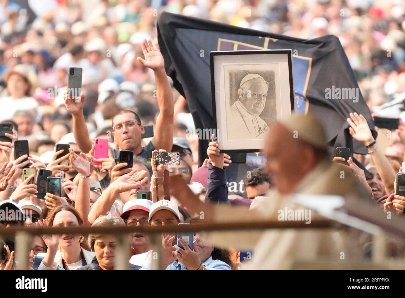Faithful cheer at Pope Francis after he prayed the rosary at the ...