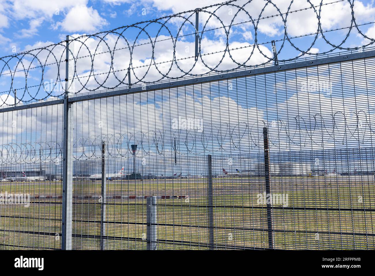 Barbed wire on a fence at London Heathrow Airport Stock Photo - Alamy