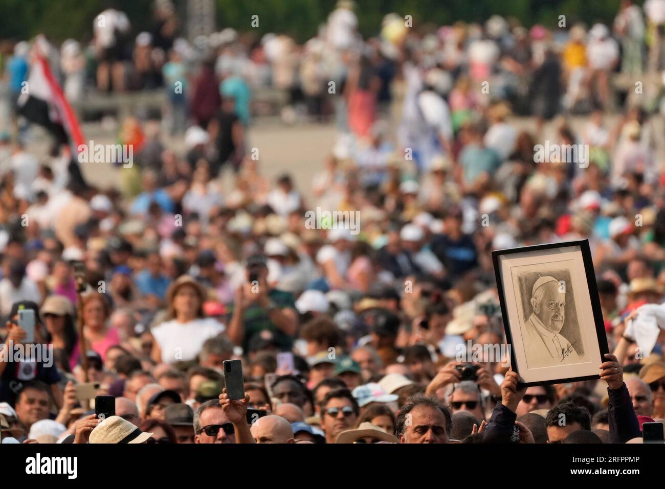 Faithful cheer at Pope Francis after he prayed the rosary at the ...