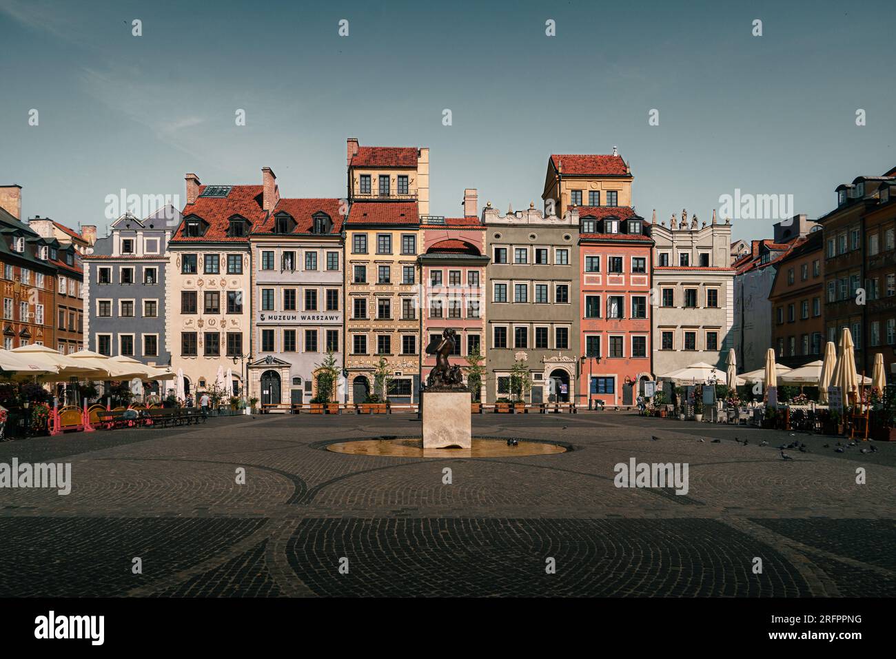 Market Square (Rynek Starego Miasta) in Warsaw. View of the old houses ...
