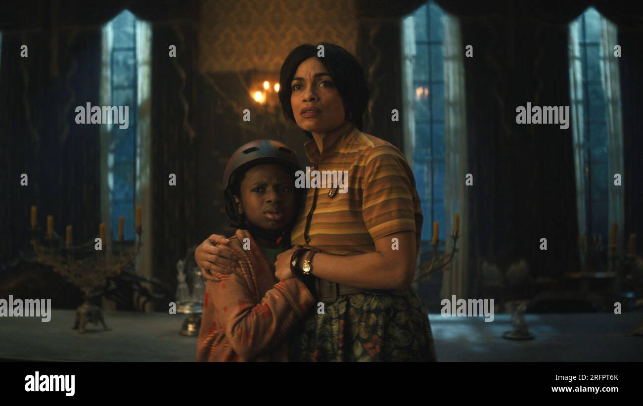 Haunted Mansion Rosario Dawson & Chase W. Dillon Stock Photo - Alamy