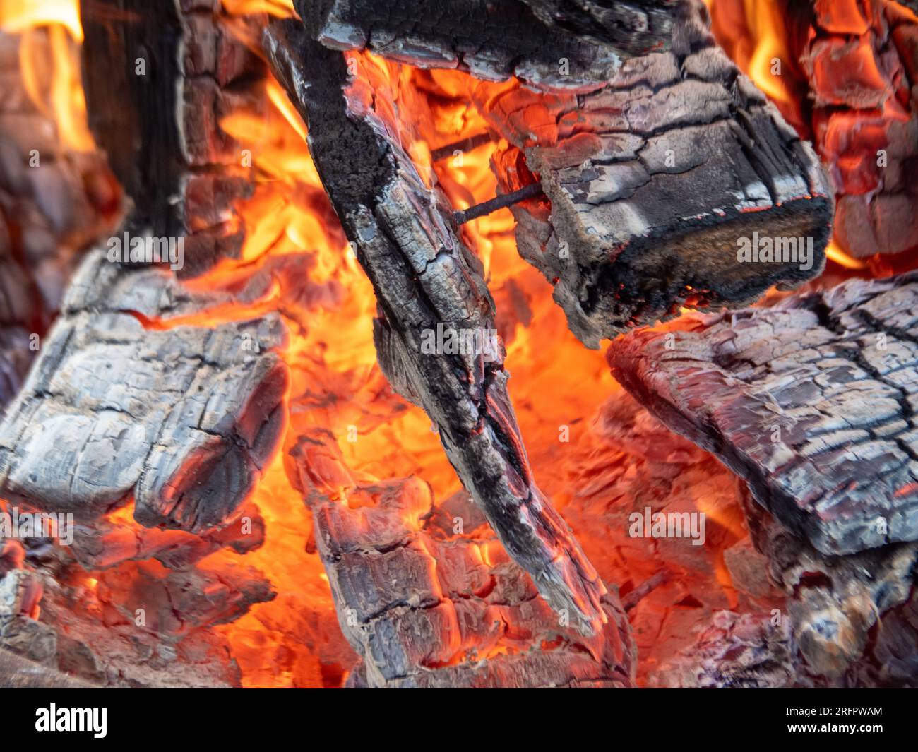 Closeup of glowing embers and burning Wood in a fire pit Stock Photo ...