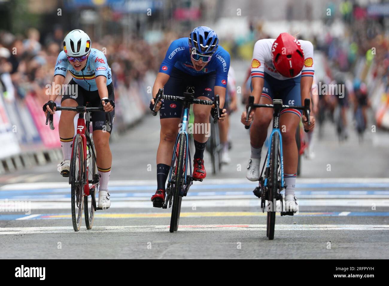 Glasgow, UK. 05th Aug, 2023. Belgian Fleur Moors (L) wins the sprint ...