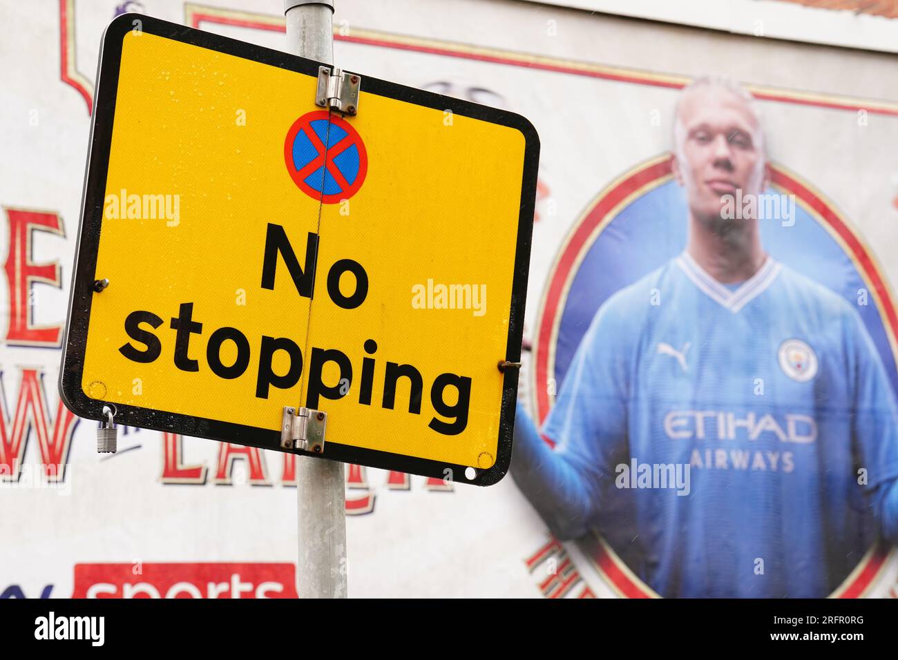 Stopping road sign hi-res stock photography and images - Alamy