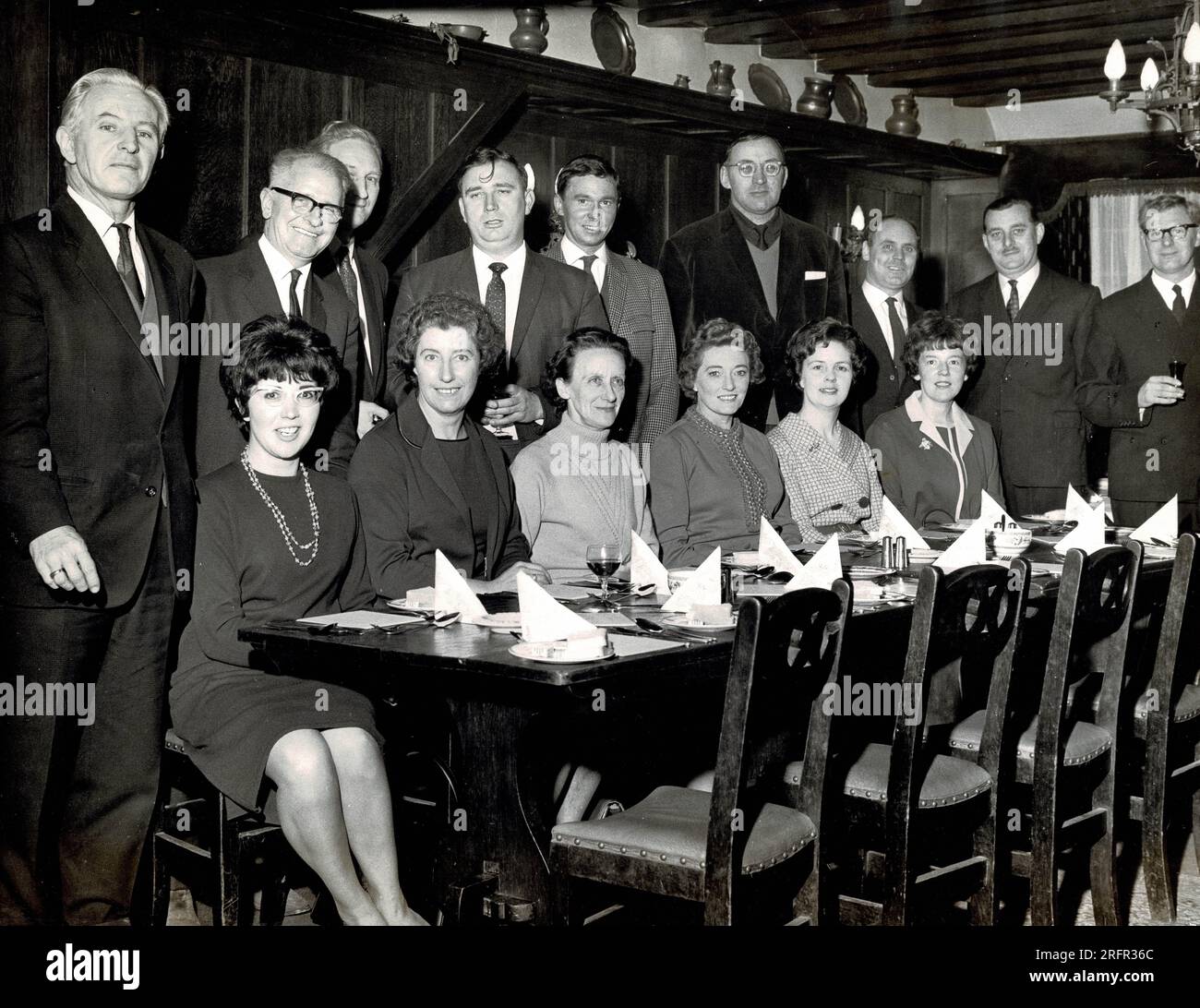 1950s group of ladies hi-res stock photography and images - Alamy
