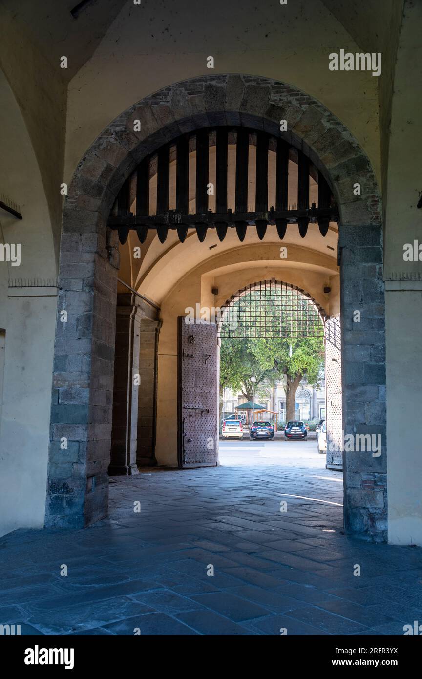 Lucca fortified gate hi-res stock photography and images - Alamy