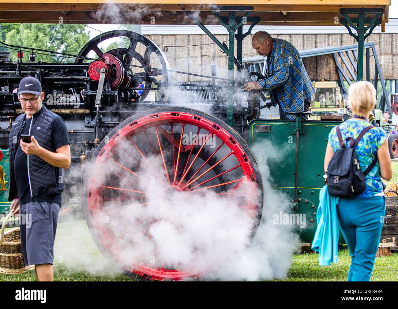 Alt Schwerin, Germany. 05th Aug, 2023. A historic steam tractor is ...