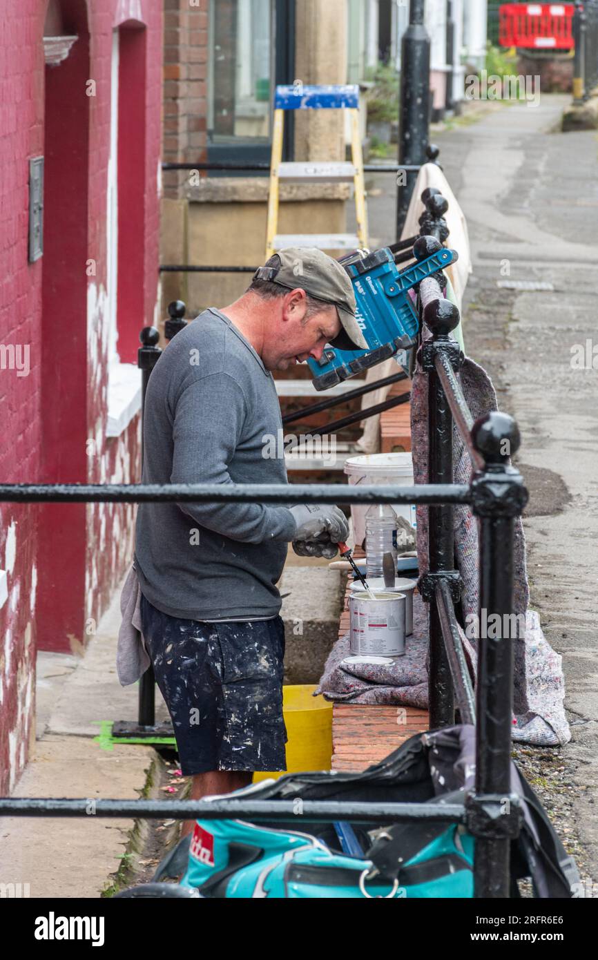 Painting house exterior hi-res stock photography and images - Alamy