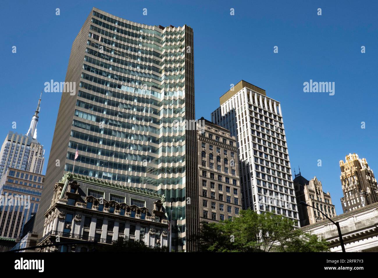 452 Fifth Avenue, Beaux-Arts and Modern Tower contrasting architecture ...