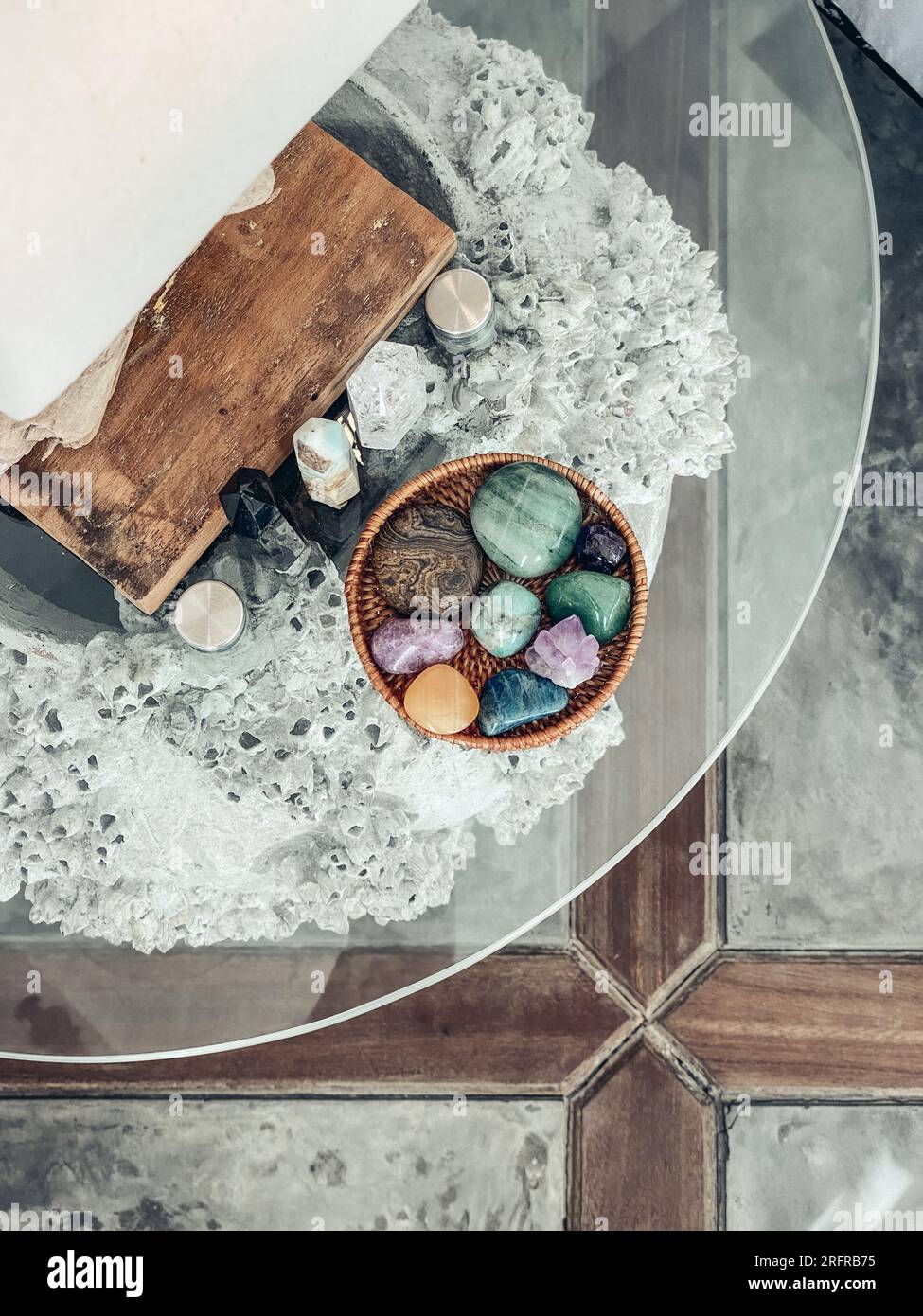 Healing crystals hi-res stock photography and images - Alamy