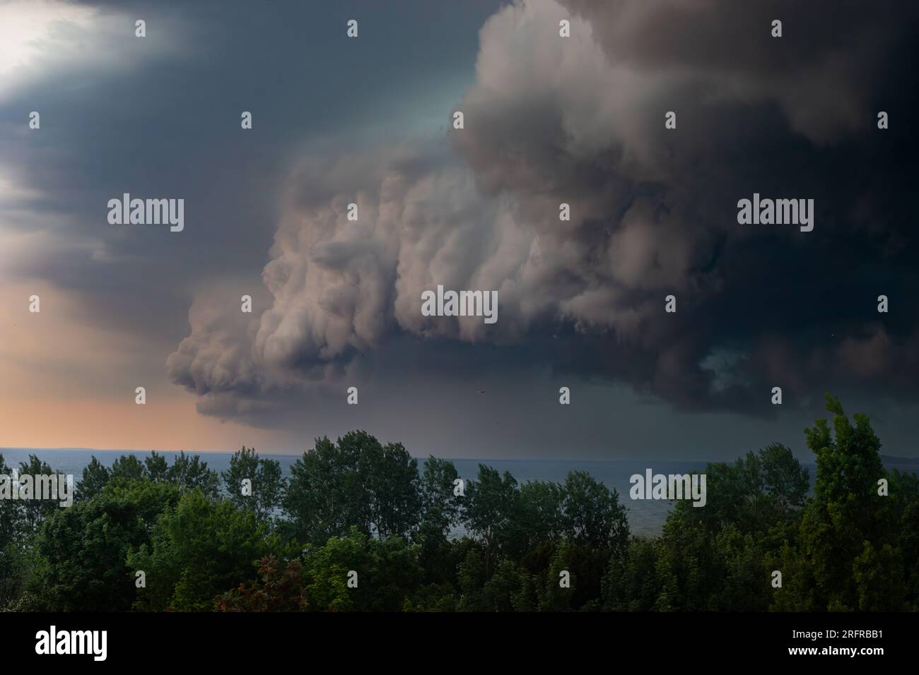 Approaching stom hi-res stock photography and images - Alamy