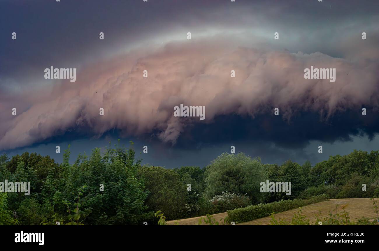 Approaching stom hi-res stock photography and images - Alamy