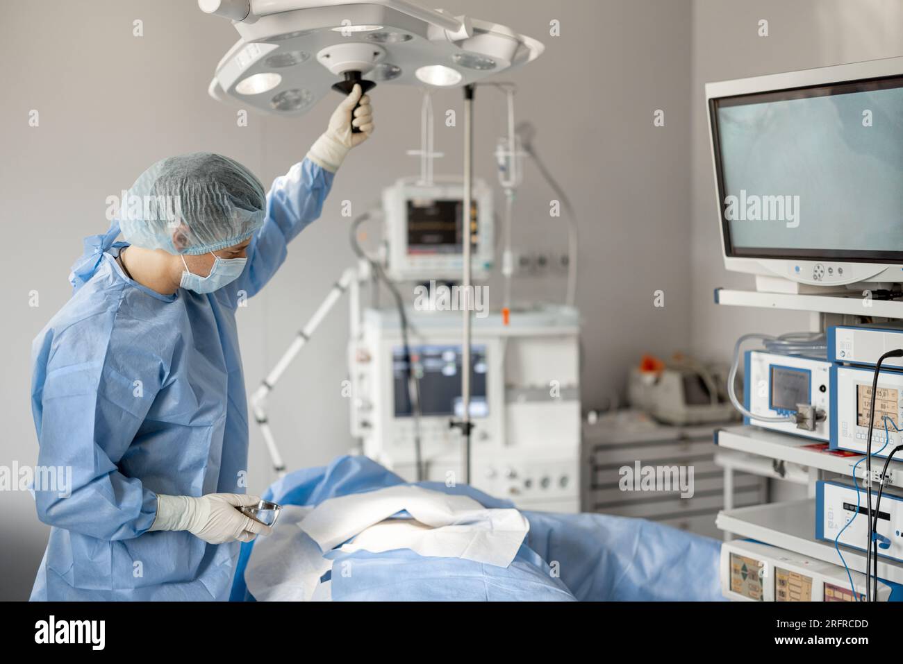 Surgeon prepares to operate a patient in operating room Stock Photo - Alamy