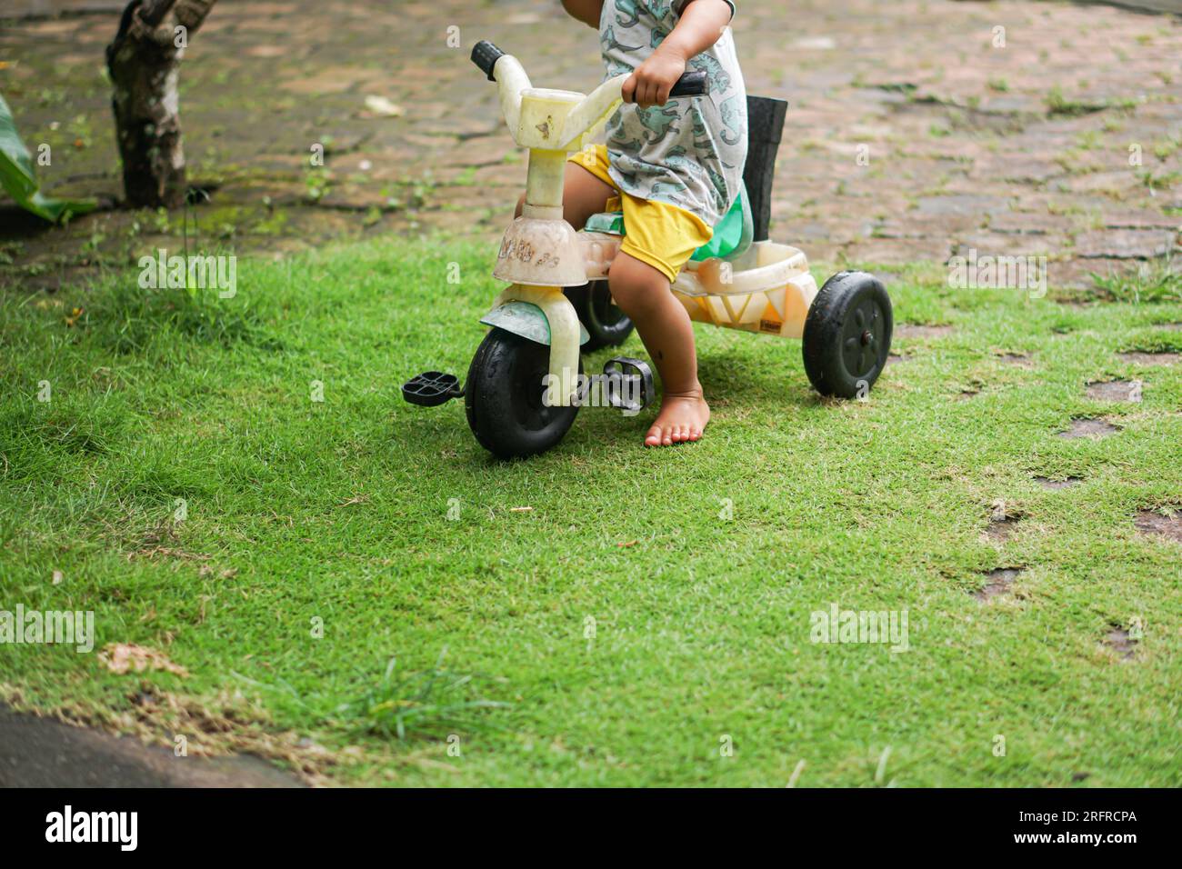 kids learning how to ride bicycle Stock Photo - Alamy