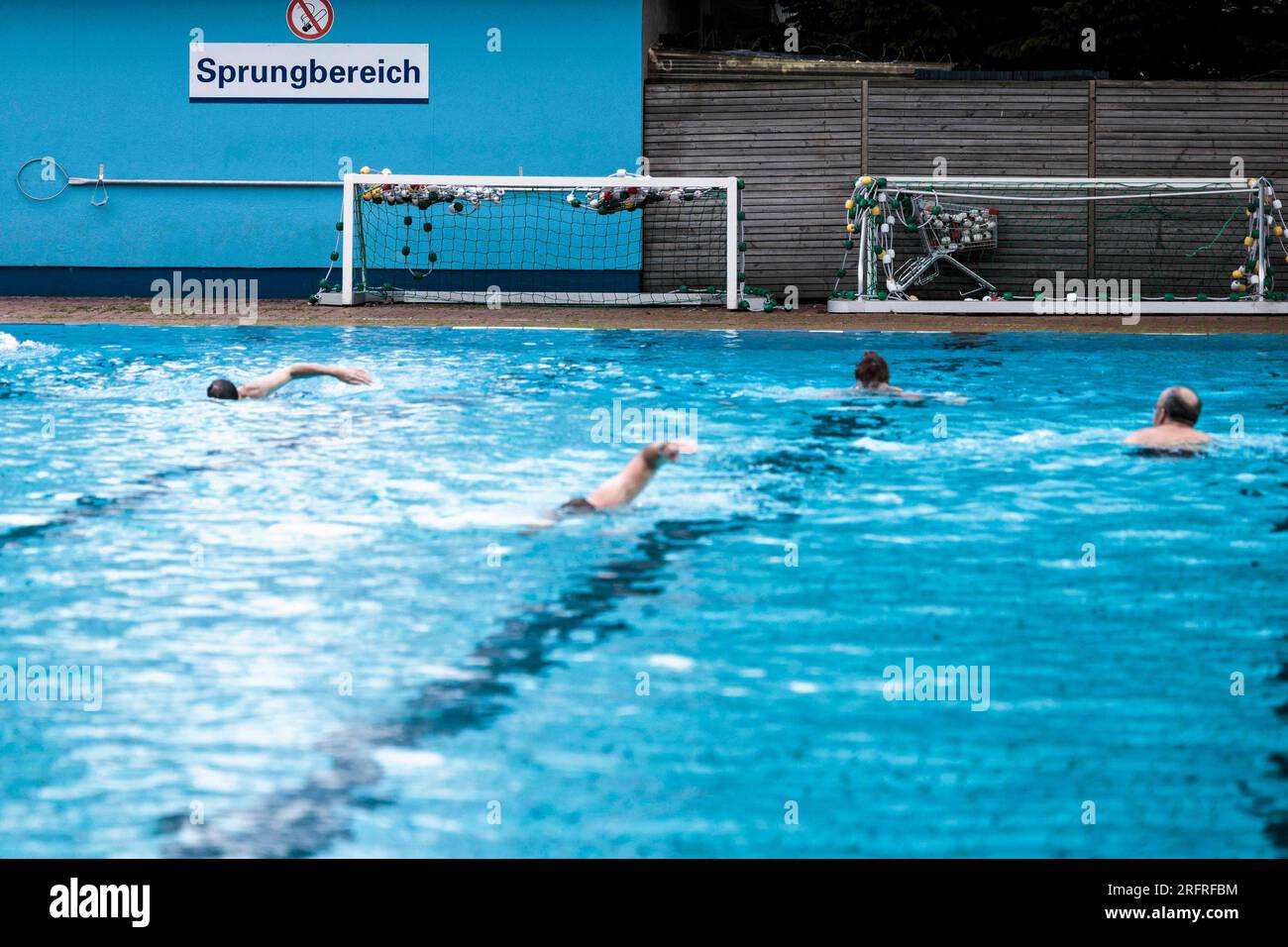 Berlin, Germany. 05th Aug, 2023. Bathers swim laps in the Kreuzberg ...