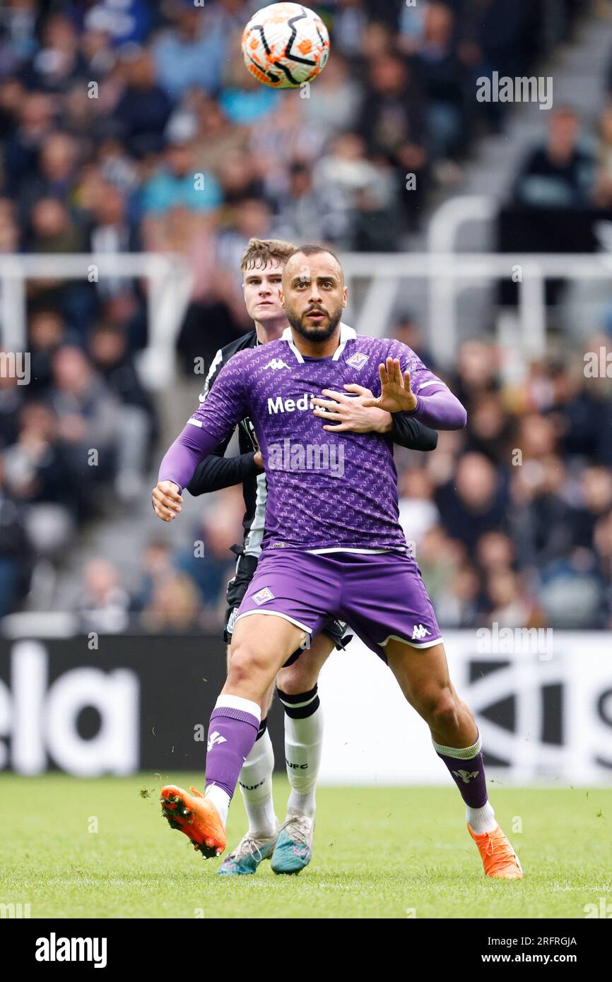 Newcastle United's Alex Murphy (left) and Fiorentina's Arthur Cabral ...