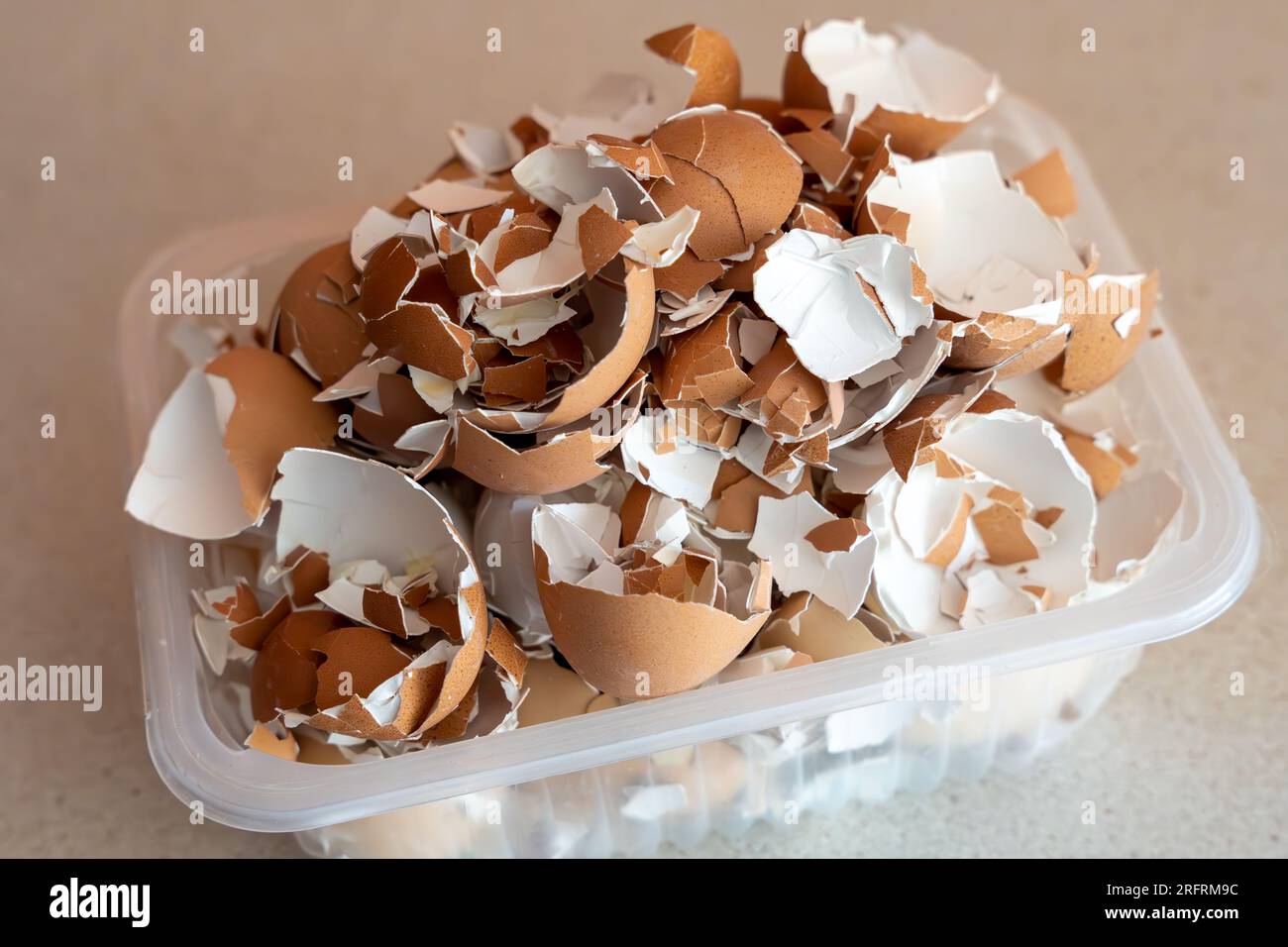Crushed egg shells hi-res stock photography and images - Alamy