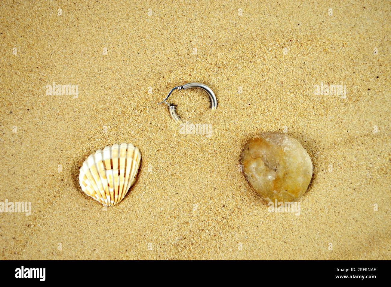 Find hidden objects beach hi-res stock photography and images - Alamy